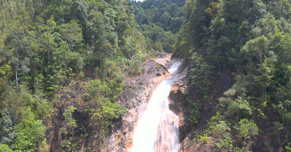 DJI,航拍森林中的小瀑布4K 高清CC0视频素材 - 幕后Muhou